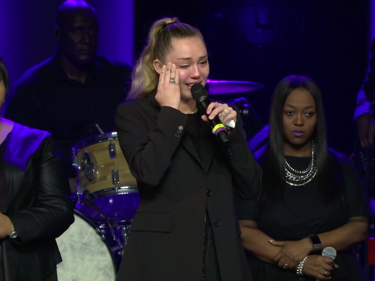 Miley Cyrus’s Teary Breakdown At Her Friend's Memorial Service Reminds ...